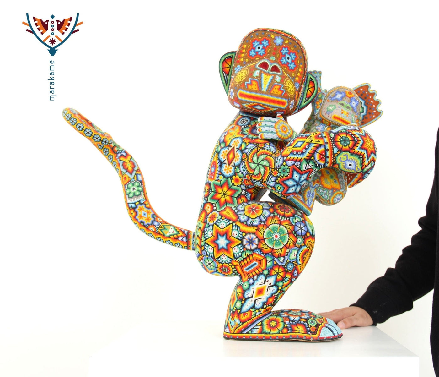 Escultura de copal Chango con bebé - Yurienaka - Arte Huichol - Marakame